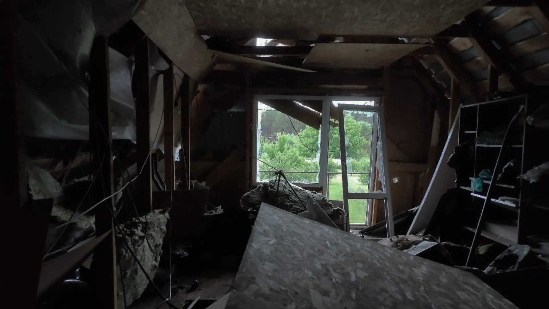 З'явилися фото наслідків обстрілу Безлюдівки, що в передмісті Харкова. Читайте на UKR.NET